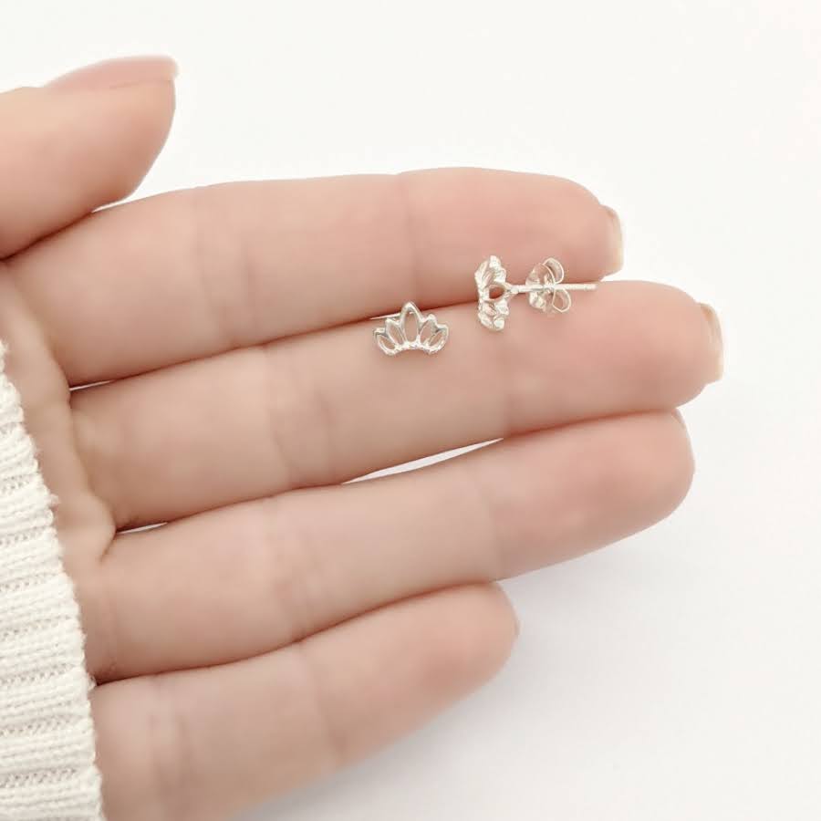 Aros Flor De Loto 7mm Plata 925 - Joyas GABENA - Cuotas sin interés