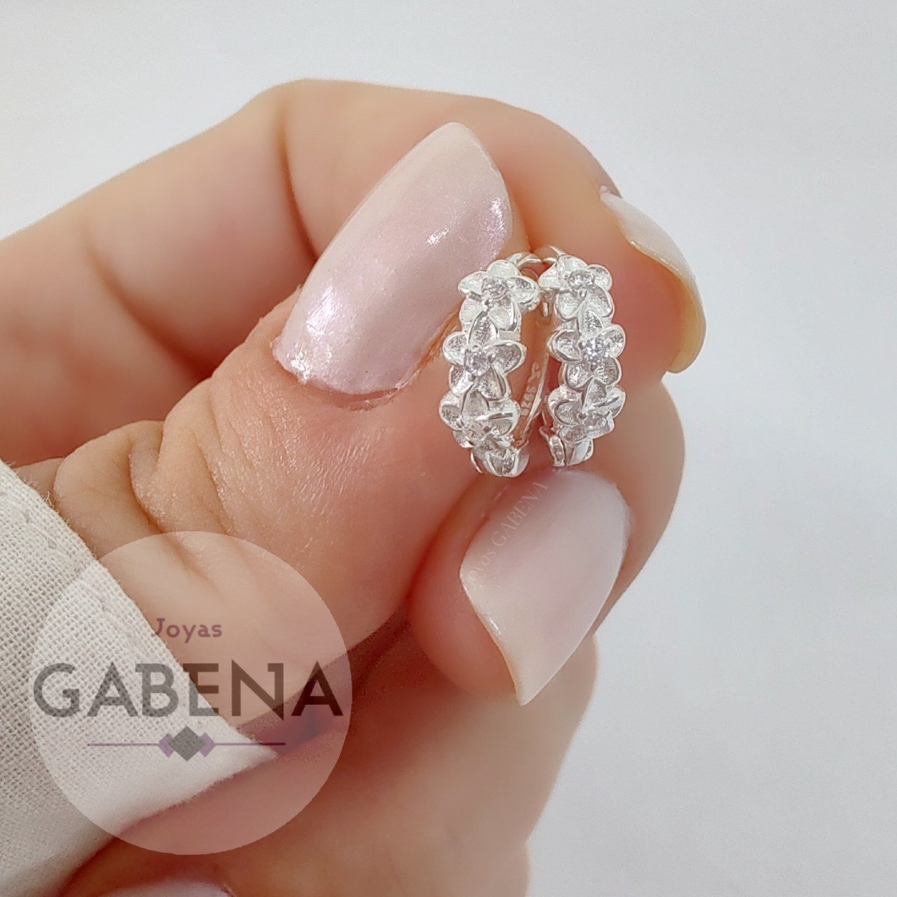Aros Huggies Flores Cristales Plata 925 - Joyas GABENA